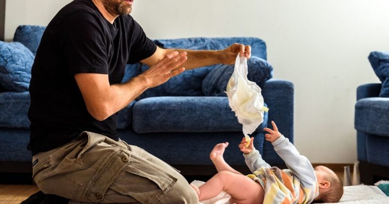 7 Practical Steps on How to Change a Diaper - AskDads